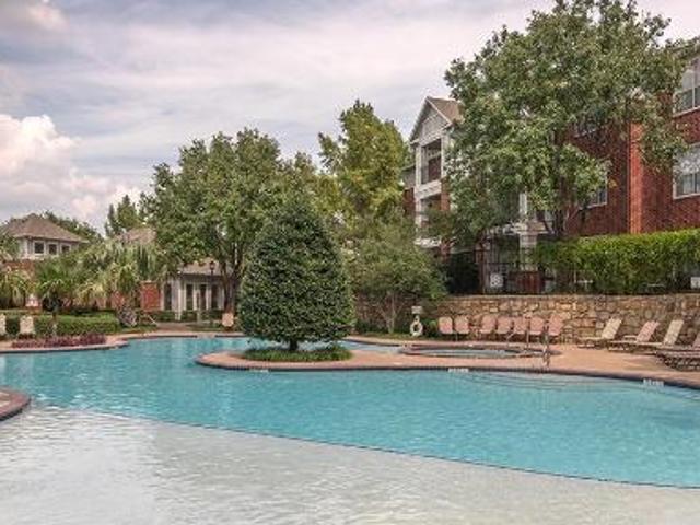2 Br, 2 bath, Apartment 525 W Westchester Pkwy