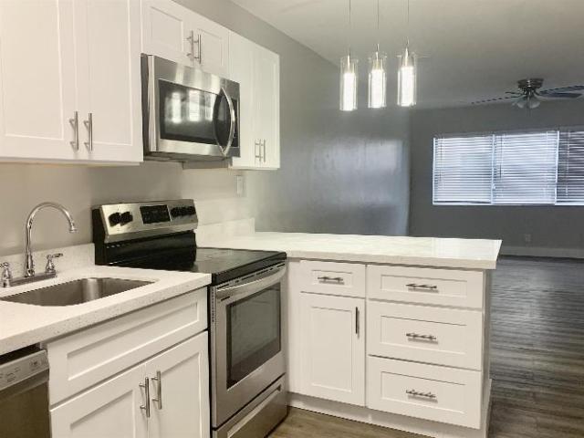 2 Br, 2 bath, Apartment 530 NE 20th St
