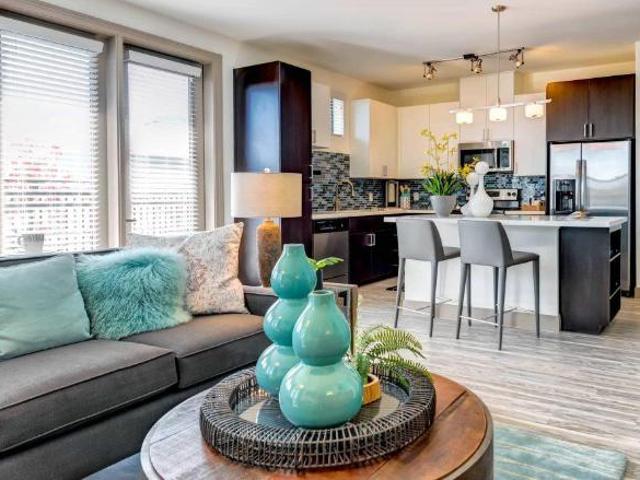 2 Br, 2 bath, Apartment 555 N College Ave