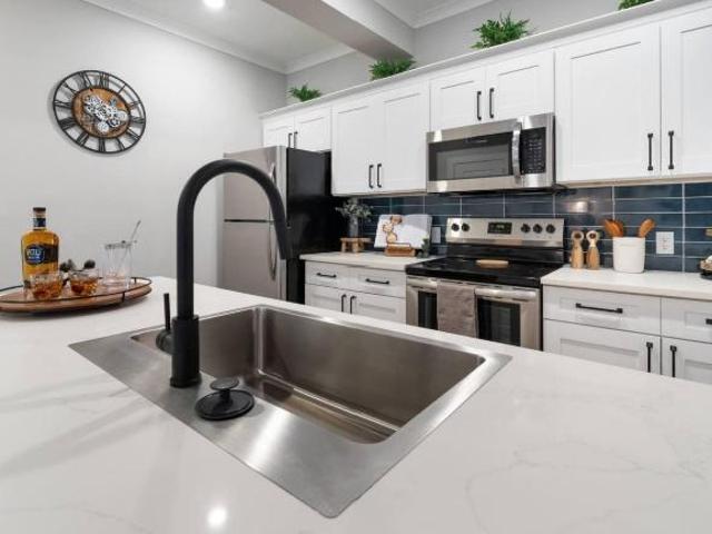 2 Br, 2 bath, Apartment 5560 Riverside Dr