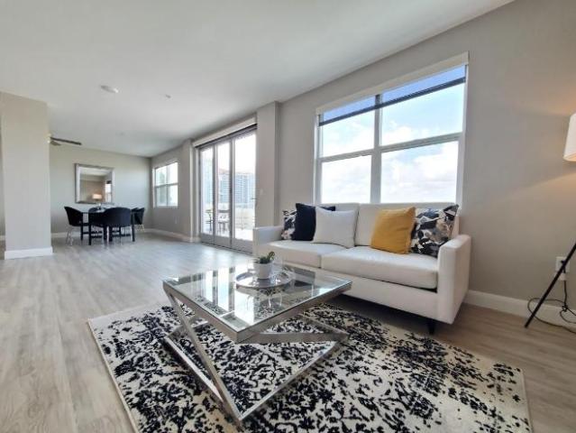 2 Br, 2 bath, Apartment 550 West Date Street