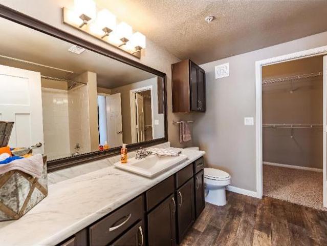 2 Br, 2 bath, Apartment 5775 Parkwood Blvd