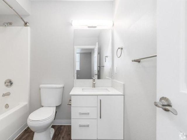 2 Br, 2 bath, Apartment 5819 NE Glisan St
