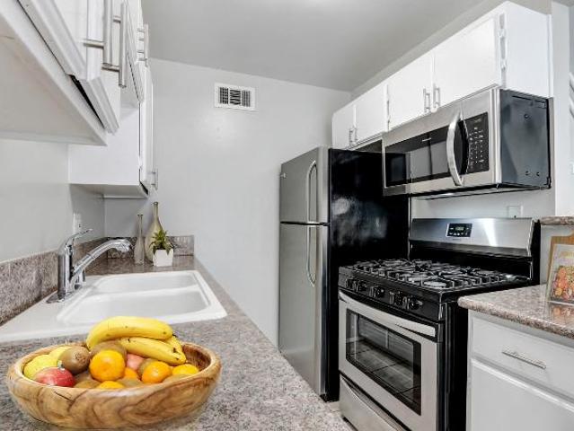 2 Br, 2 bath, Apartment 5828 Colfax Ave