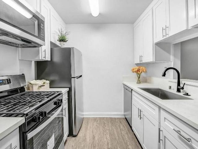 2 Br, 2 bath, Apartment 5830 Reseda Boulevard