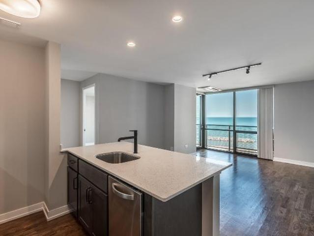 2 Br, 2 bath, Apartment 5910 N Sheridan Rd