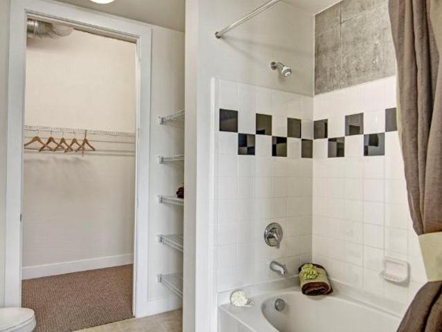 2 Br, 2 bath, Apartment 600 N 4th St