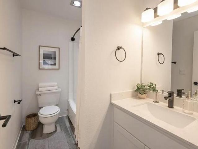 2 Br, 2 bath, Apartment 6011 Shadow Ln