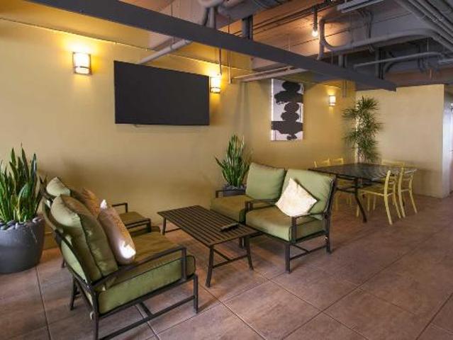 2 Br, 2 bath, Apartment 612 S Flower Street