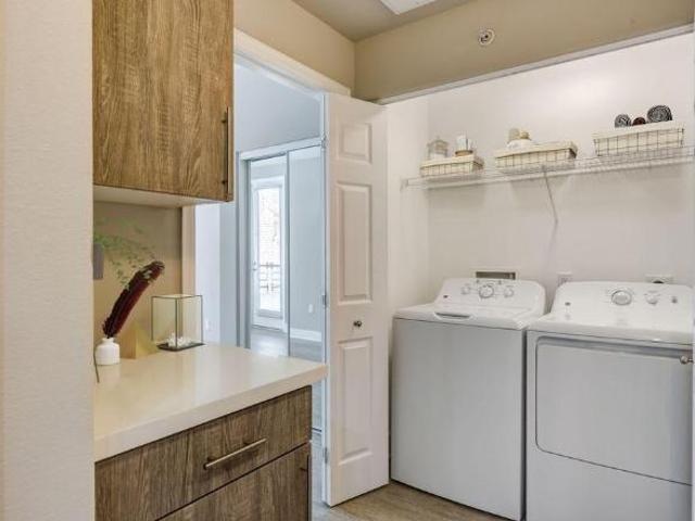 2 Br, 2 bath, Apartment 6250 Canoga Ave