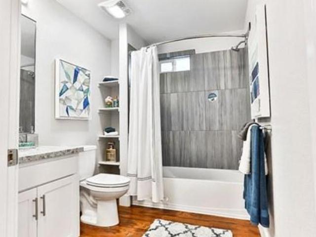 2 Br, 2 bath, Apartment 6201 W Oaks Blvd