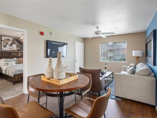 2 Br, 2 bath, Apartment 6405 W McDowell Rd