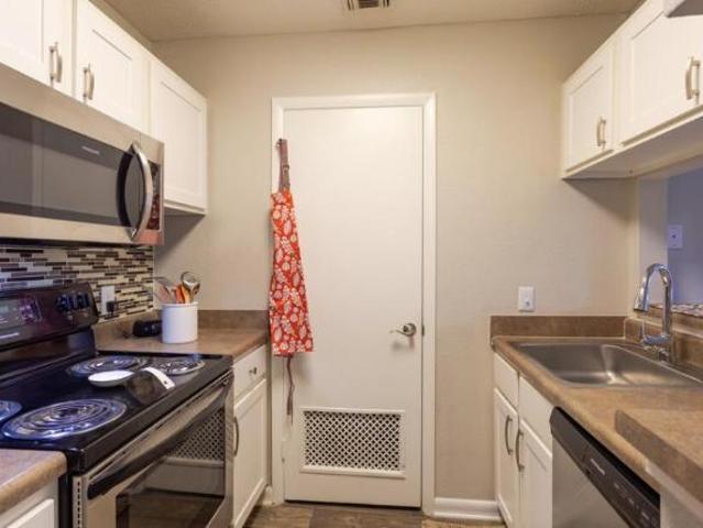 2 Br, 2 bath, Apartment 6500 Paces Arbor Cir