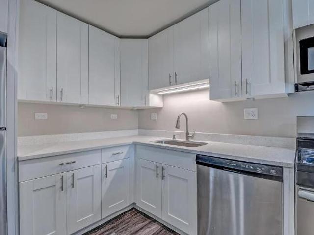 2 Br, 2 bath, Apartment 650 W Rand Rd