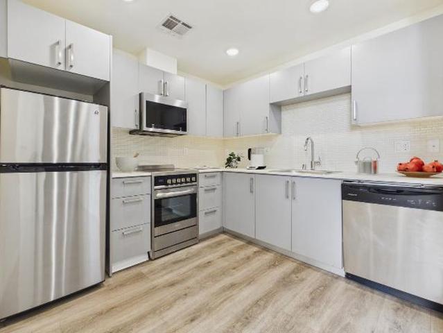 2 Br, 2 bath, Apartment 6530 Sepulveda Blvd