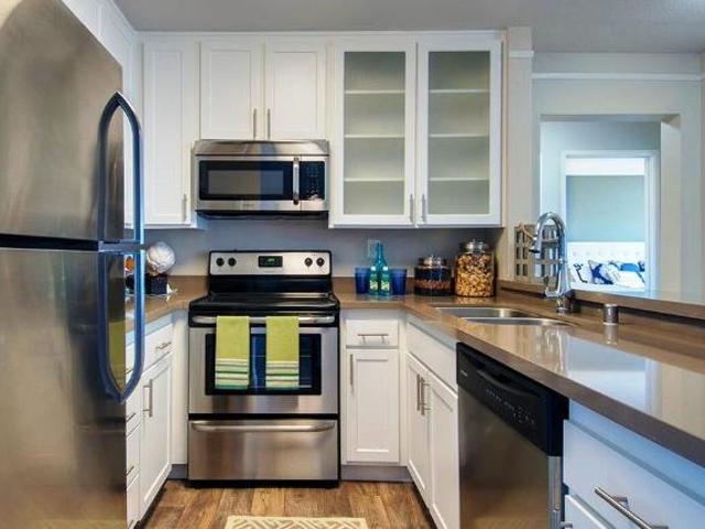 2 Br, 2 bath, Apartment 6600 Beachview Dr
