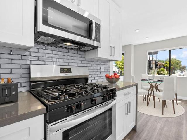 2 Br, 2 bath, Apartment 6611 Woodman Ave