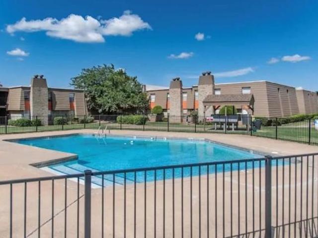 2 Br, 2 bath, Apartment 6624 S May Ave