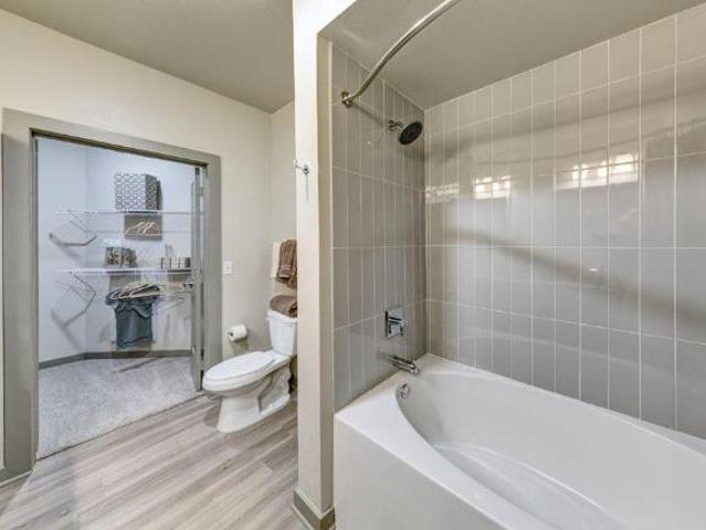 2 Br, 2 bath, Apartment 680 E Algonquin Rd