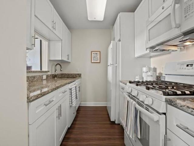 2 Br, 2 bath, Apartment 700 Huron Avenue