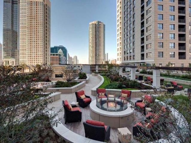 2 Br, 2 bath, Apartment 71 W Hubbard St