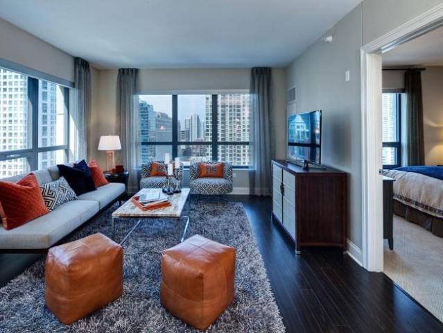 2 Br, 2 bath, Apartment 71 W Hubbard St