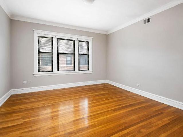 2 Br, 2 bath, Apartment 725 W Irving Park Rd