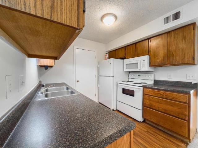2 Br, 2 bath, Apartment 733 South Parker Dr