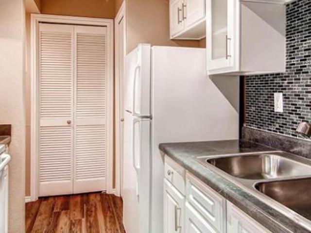 2 Br, 2 bath, Apartment 7555 E Peakview Ave