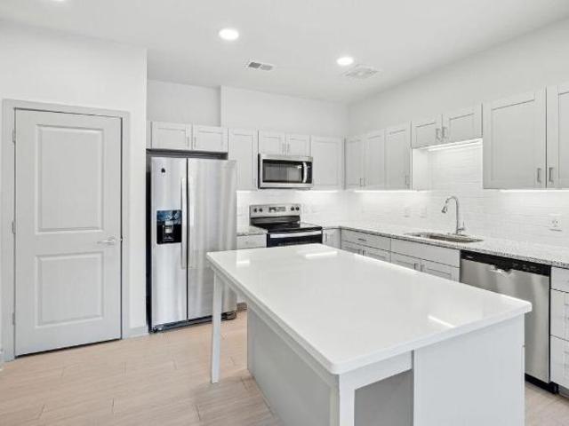2 Br, 2 bath, Apartment 7580 Plantation Rd