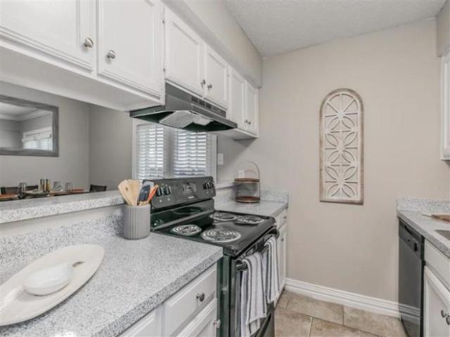 2 Br, 2 bath, Apartment 7731 N College Circle