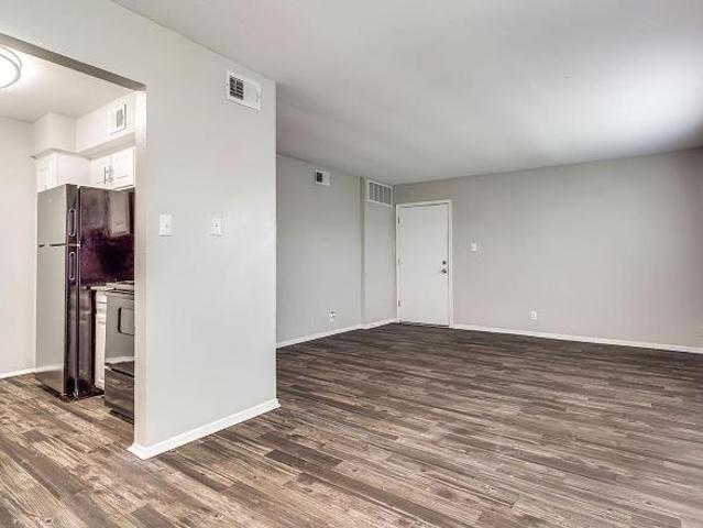 2 Br, 2 bath, Apartment 7913 N Harwood Rd