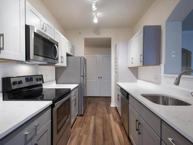 2 Br, 2 bath, Apartment 800 West Street