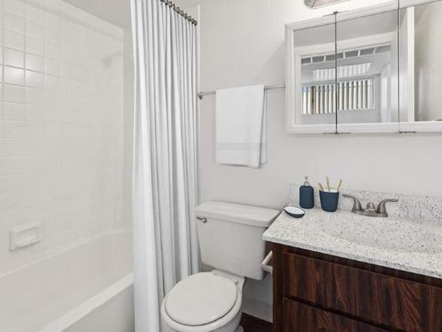 2 Br, 2 bath, Apartment 8250 E Golf Links Rd