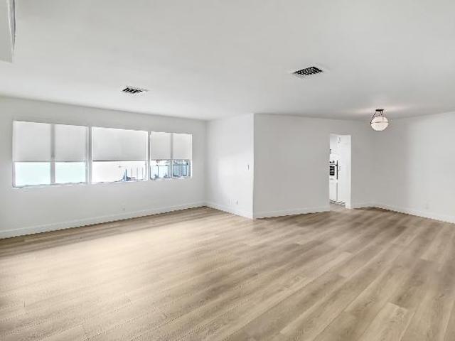 2 Br, 2 bath, Apartment 8430 De Longpre Avenue