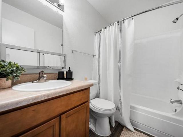 2 Br, 2 bath, Apartment 855 E River Rd