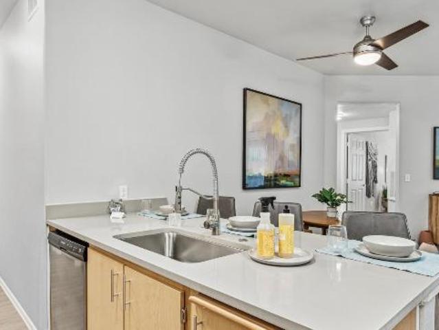 2 Br, 2 bath, Apartment 850 Sacramento Ave