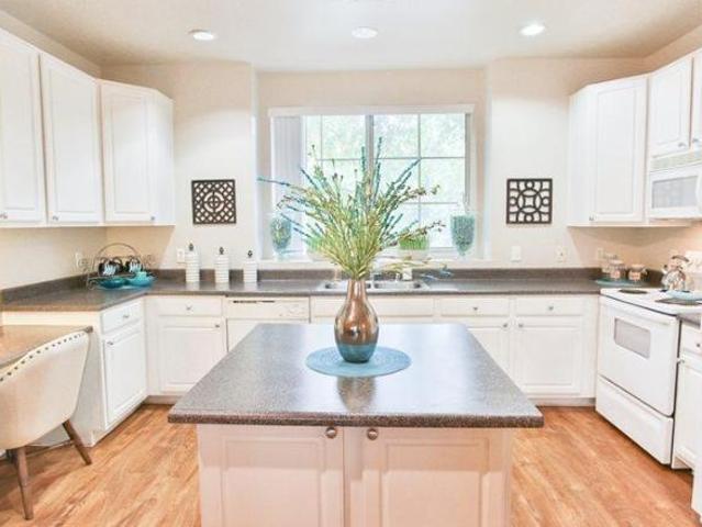 2 Br, 2 bath, Apartment 886 N Cofco Center Court