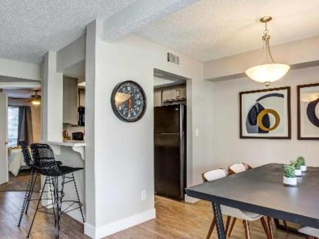 2 Br, 2 bath, Apartment 888 E Clinton Street