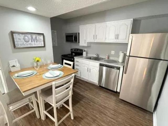 2 Br, 2 bath, Apartment 881 E River Pl