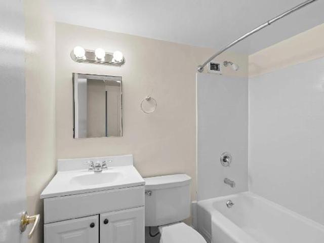 2 Br, 2 bath, Apartment 901 SW King Ave
