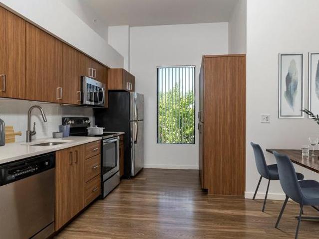 2 Br, 2 bath, Apartment 90 S Logan St