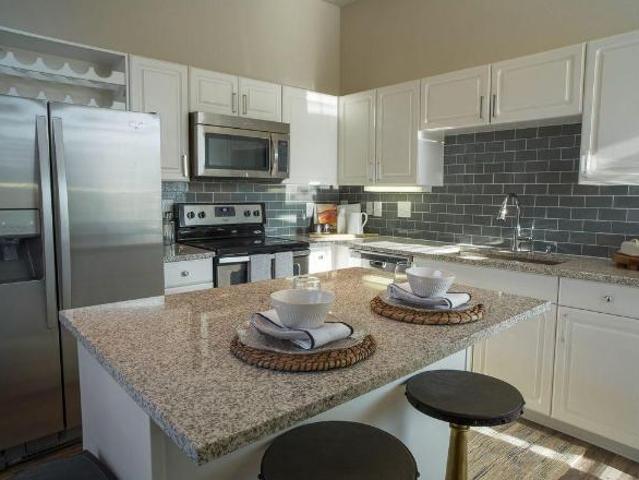 2 Br, 2 bath, Apartment 910 Texas Street