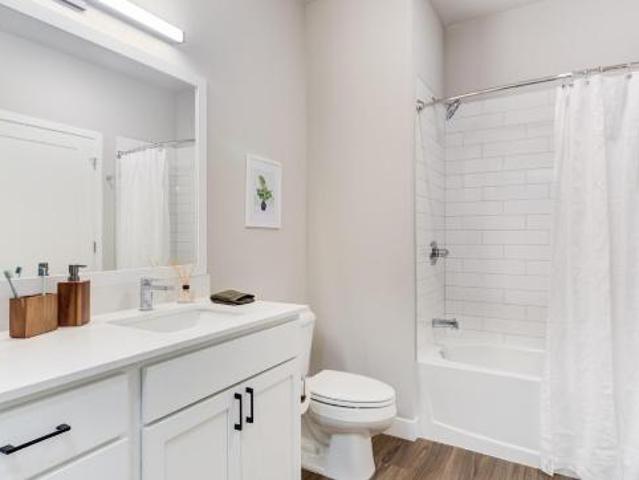 2 Br, 2 bath, Apartment 926 Maple Ave