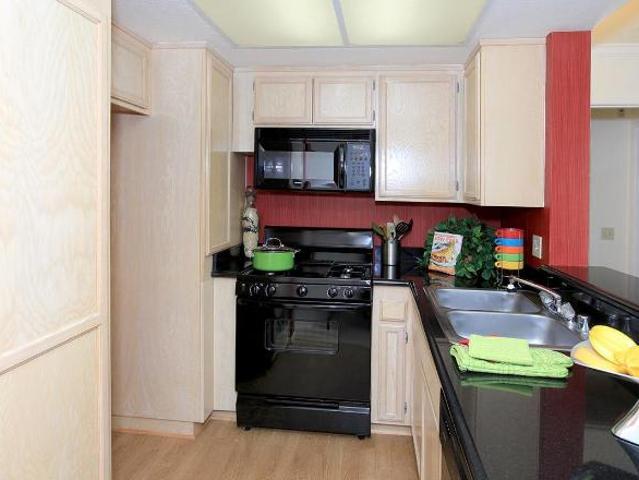 2 Br, 2 bath, Apartment 930 Figueroa Terrace