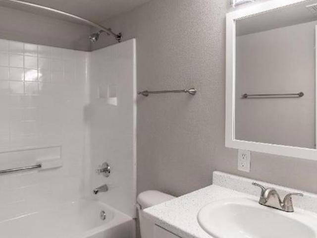 2 Br, 2 bath, Apartment 949 S Longmore Street