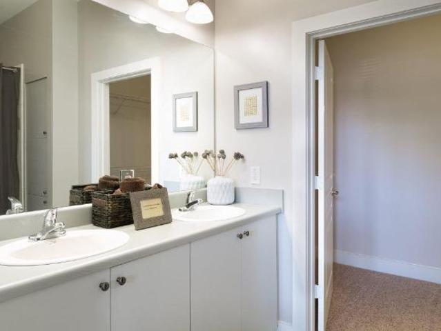 2 Br, 2 bath, Apartment 950 Marietta St NW