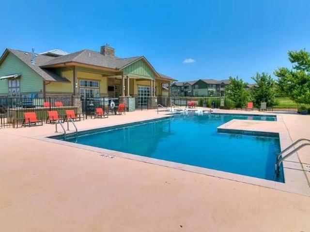 2 Br, 2 bath, Apartment 9900 S May Ave