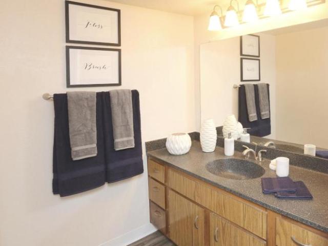 2 Br, 2 bath, Apartment 9900 Spain Road NE