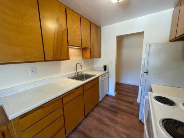 2 Br, 2 bath, Condo 410 Evelyn Ave